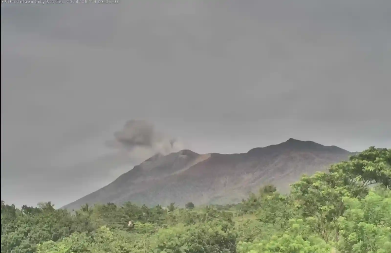 Kanlaon Volcano degasses and releases volcanic ash | Bombo Radyo Philippines
